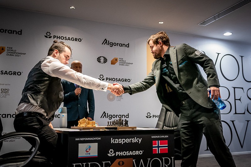 Mondiale di scacchi - Patta all'esordio tra Carlsen e Nepomniachtchi ...