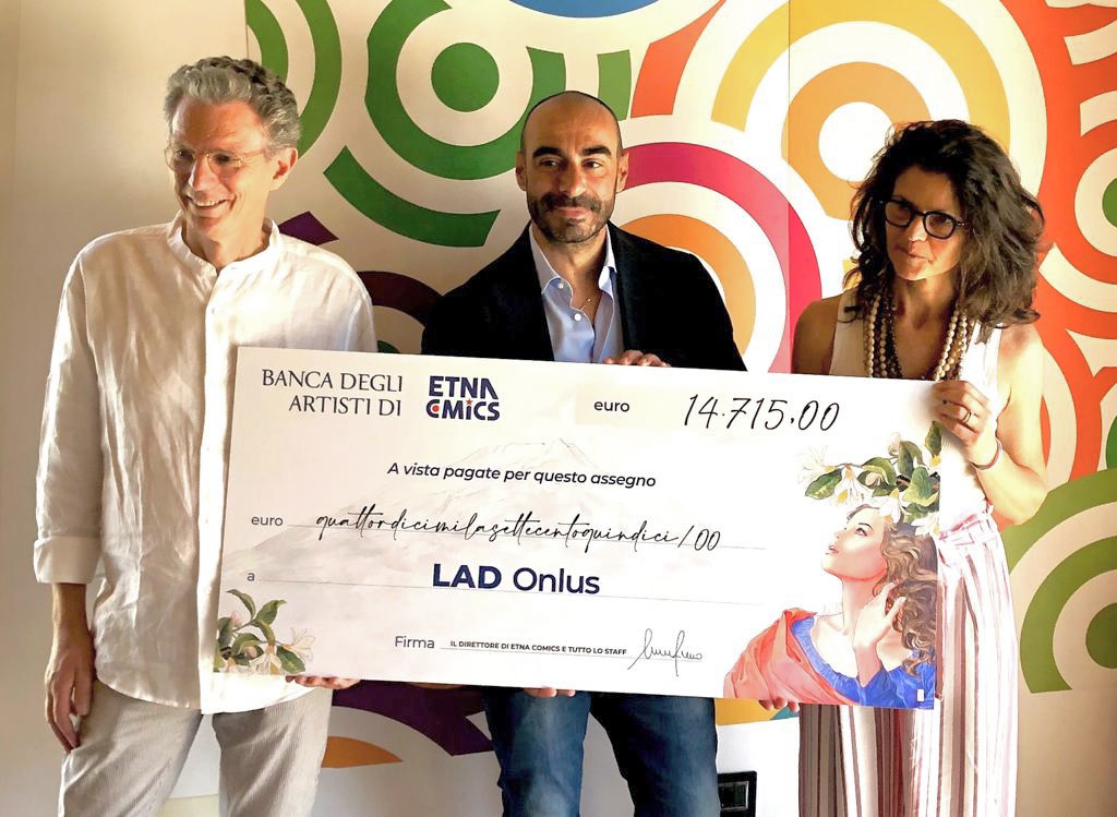 Lo staff di Etna Comics ha consegnato ai fondatori di WonderLAD un ...