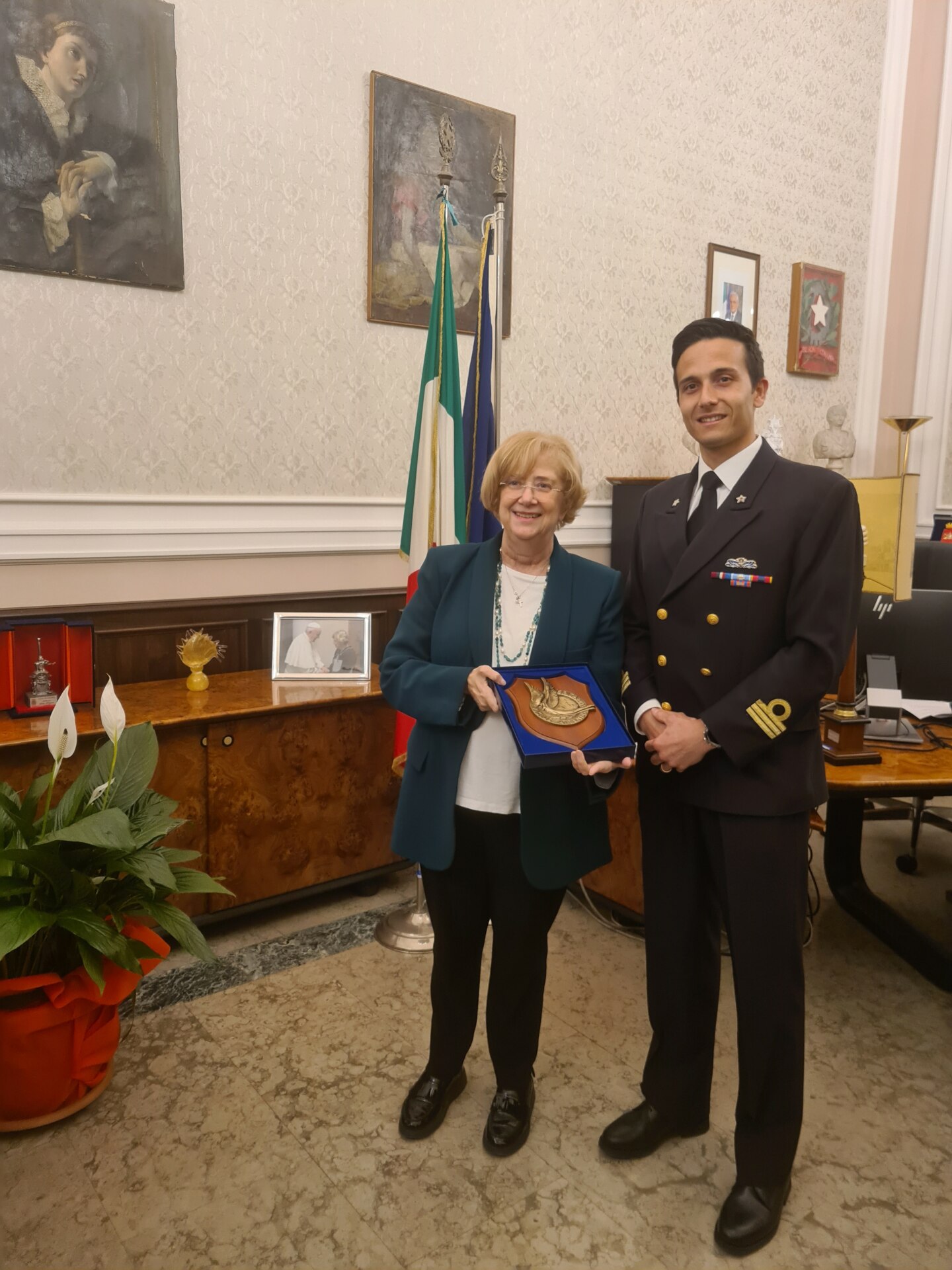 Il Comandante della nave “Spica” in visita al Prefetto di Catania ...