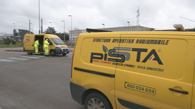 Chiazza di olio alla rotatoria, auto fuori controllo e disagi ...