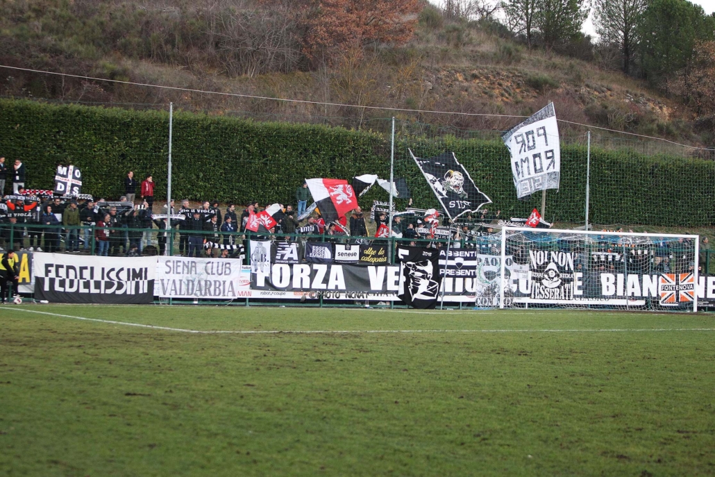 ...dove si balla..!! Foto tifo di Siena-Foiano a cura di Nicola Natili ...