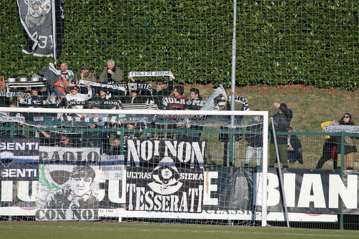 ...dove si balla..!! Foto tifo di Siena-Foiano a cura di Nicola Natili ...