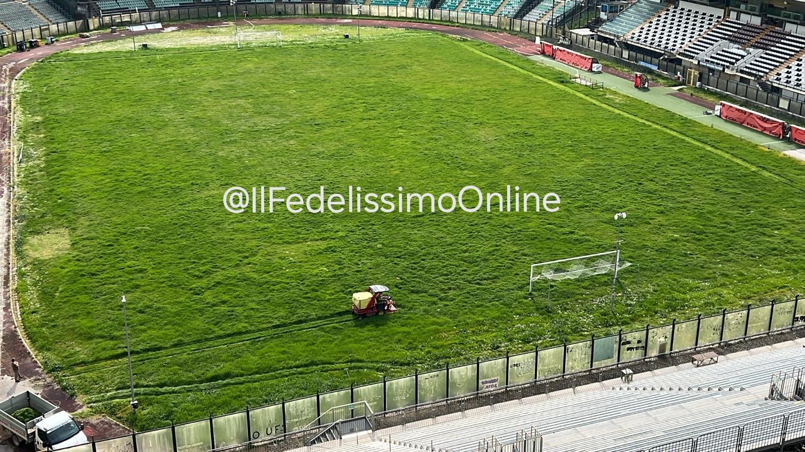 Iniziato il taglio dell'erba al Franchi :: Siena Club Fedelissimi 1970