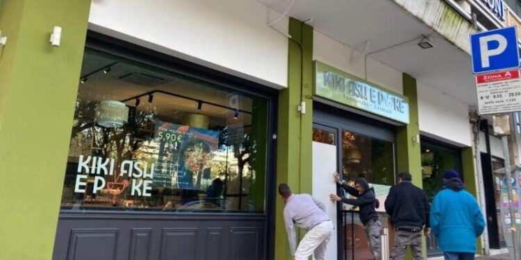 Bari, ‘spaccata’ in piazza Umberto: maxi buco da Kiki Fish & Pokè