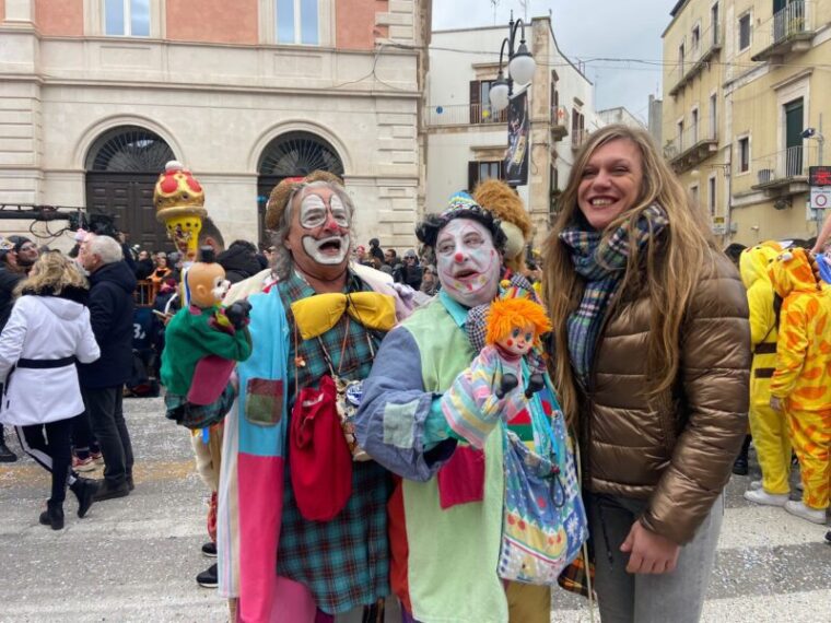 Carnevale di Putignano, la festa con la sfilata dei Giganti di carta