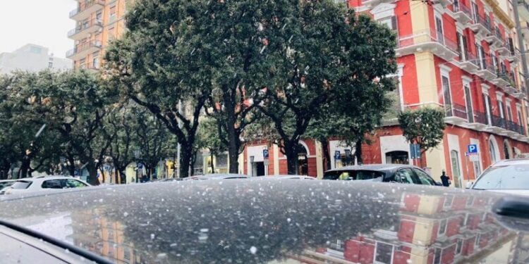 Gelo in Puglia, qualche fiocco di neve anche a Bari