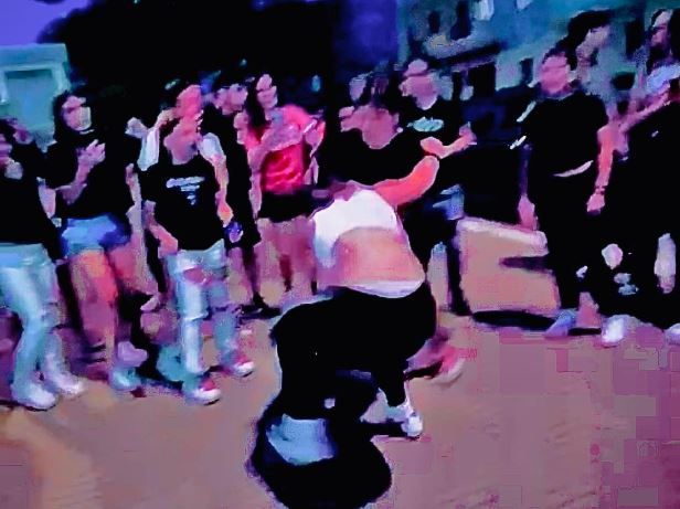 Ragazzine si picchiano nel parco, amici le incoraggiano e filmano