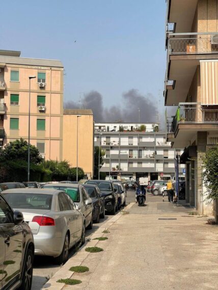 Bari, incendio in un capannone a Santa Caterina: maxi nube