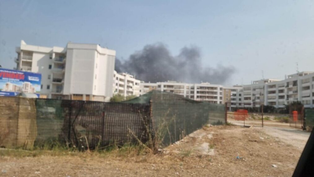 Bari, incendio in un capannone a Santa Caterina: maxi nube