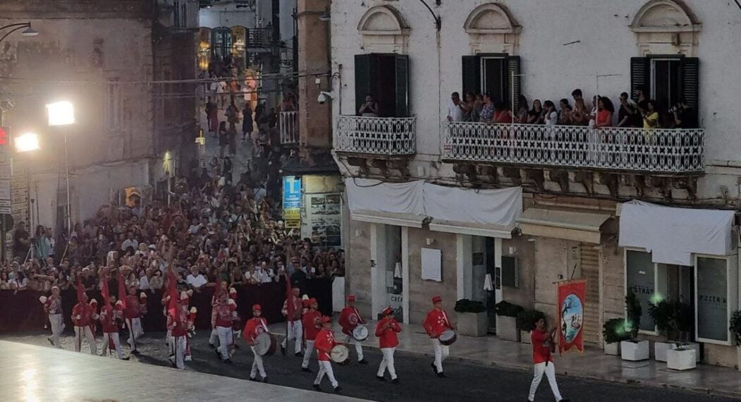 Dolce&Gabbana a Ostuni: fan impazziti per la star Doyoung