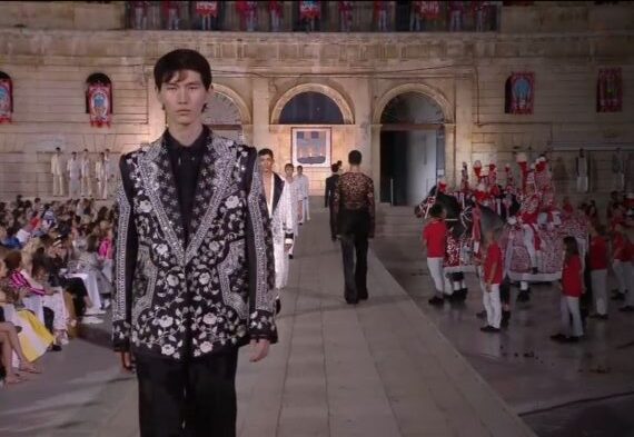 Dolce&Gabbana a Ostuni: fan impazziti per la star Doyoung