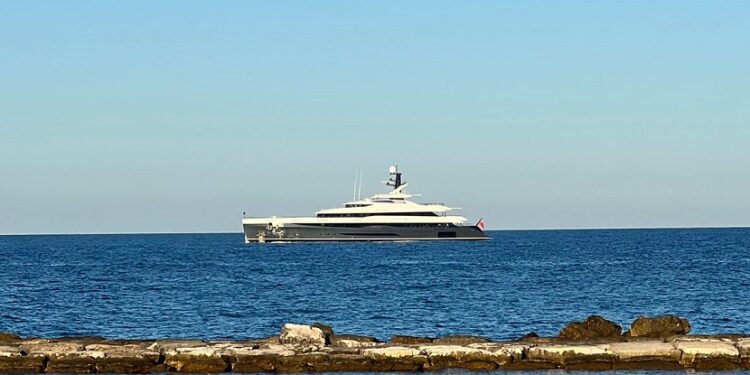 Michael Jordan al largo di Bari sullo yacht M'Brace