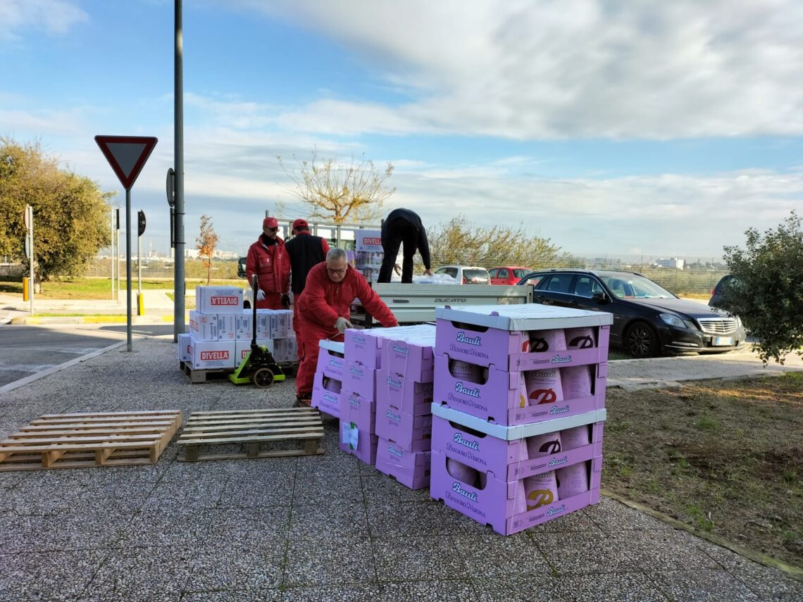 Bari, la Multiservizi dona 133 panettoni al Centro per l'Infanzia
