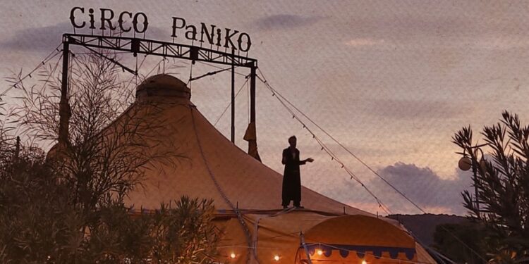 Acrobati, musica e niente animali: a Monopoli il Circo Paniko