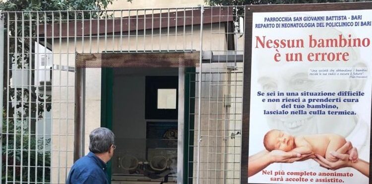 Neonata lasciata nella culla termica in una chiesa a Bari: è in buona ...