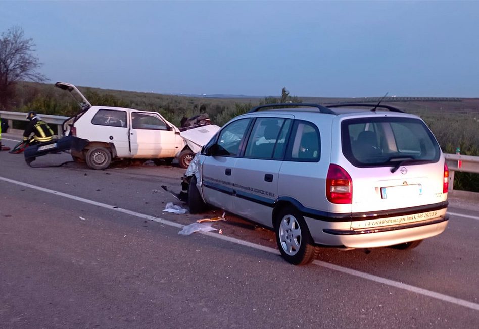 Schianto tra due auto sulla SS93 a Canosa: un morto e sette feriti Schianto tra due auto sulla SS93 a Canosa: un morto e sette feriti