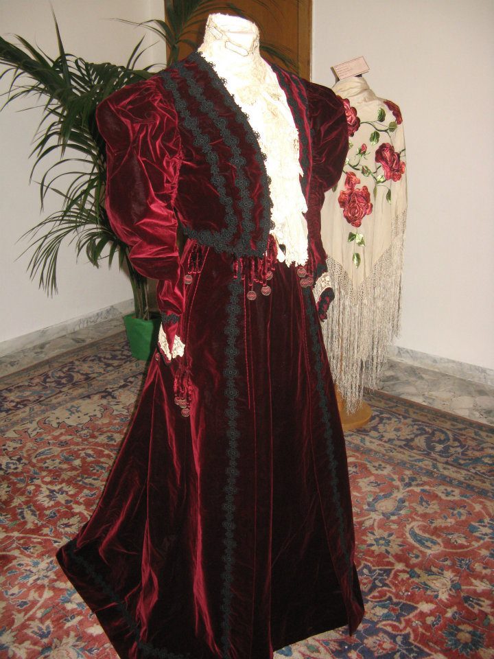 Bari, nella Sala Cielo del Kursaal mostra di abiti d'epoca