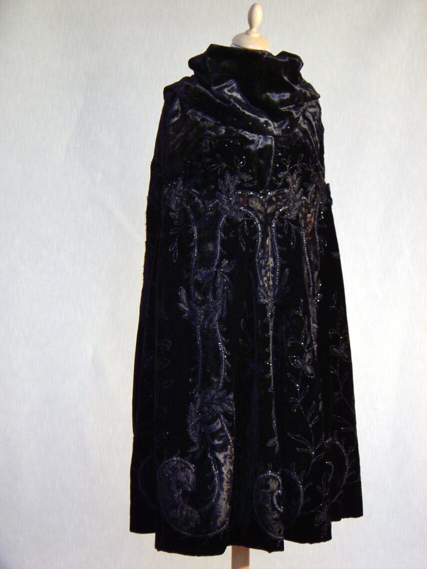 Bari, nella Sala Cielo del Kursaal mostra di abiti d'epoca