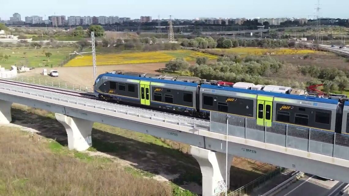 In treno da Bari a Bitritto, il primo viaggio: video e foto