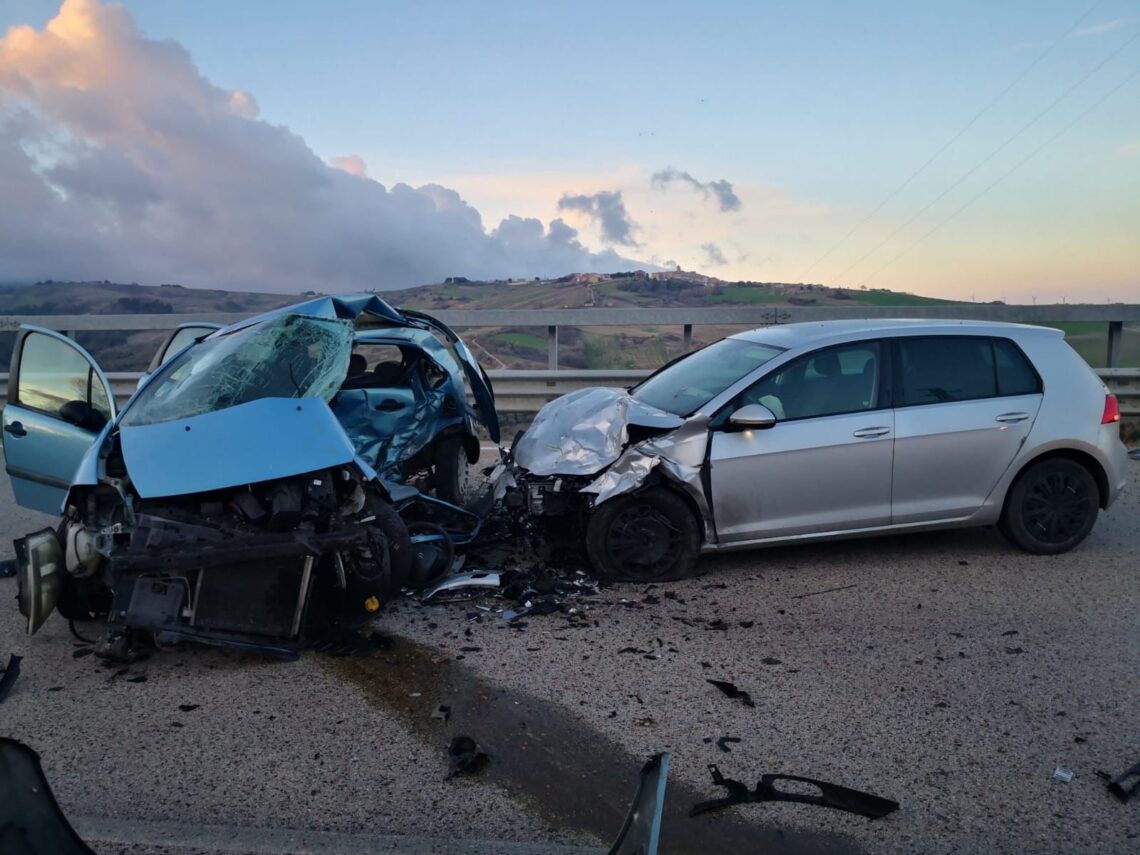 Schianto frontale tra due auto nel Foggiano, muore una 20enne