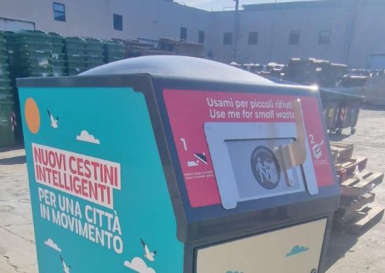 Nei parchi di Bari nuovi cestini gettacarte a energia solare