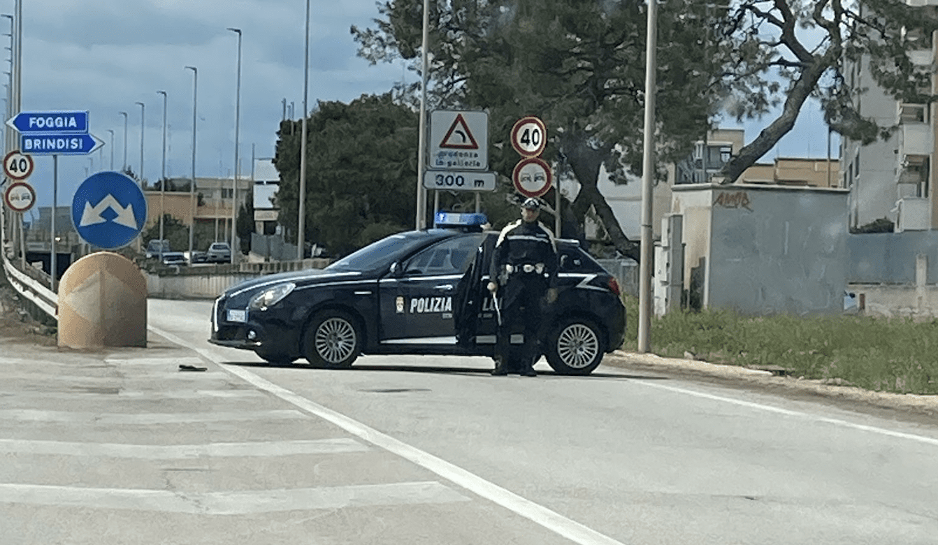 Tir fuori strada sulla SS16 all'altezza di via Napoli