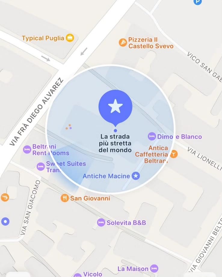 "Strada più stretta del mondo", a Trani cartello e indicazione Maps