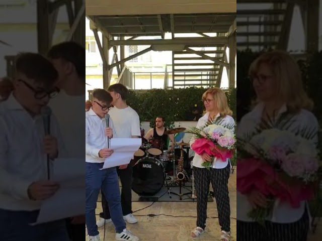 Bari, la preside del Panetti va in pensione e gli studenti fanno festa