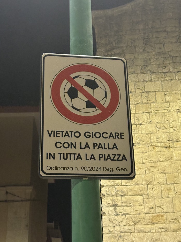 'Vietato giocare con la palla', a Bitetto il cartello 'anti schiamazzi'